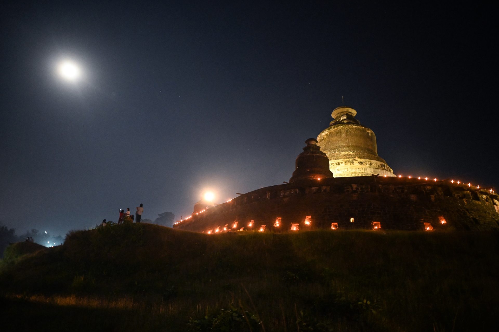 Myanmar devotees climb '500 Duck Mountain' for full-moon festival ...