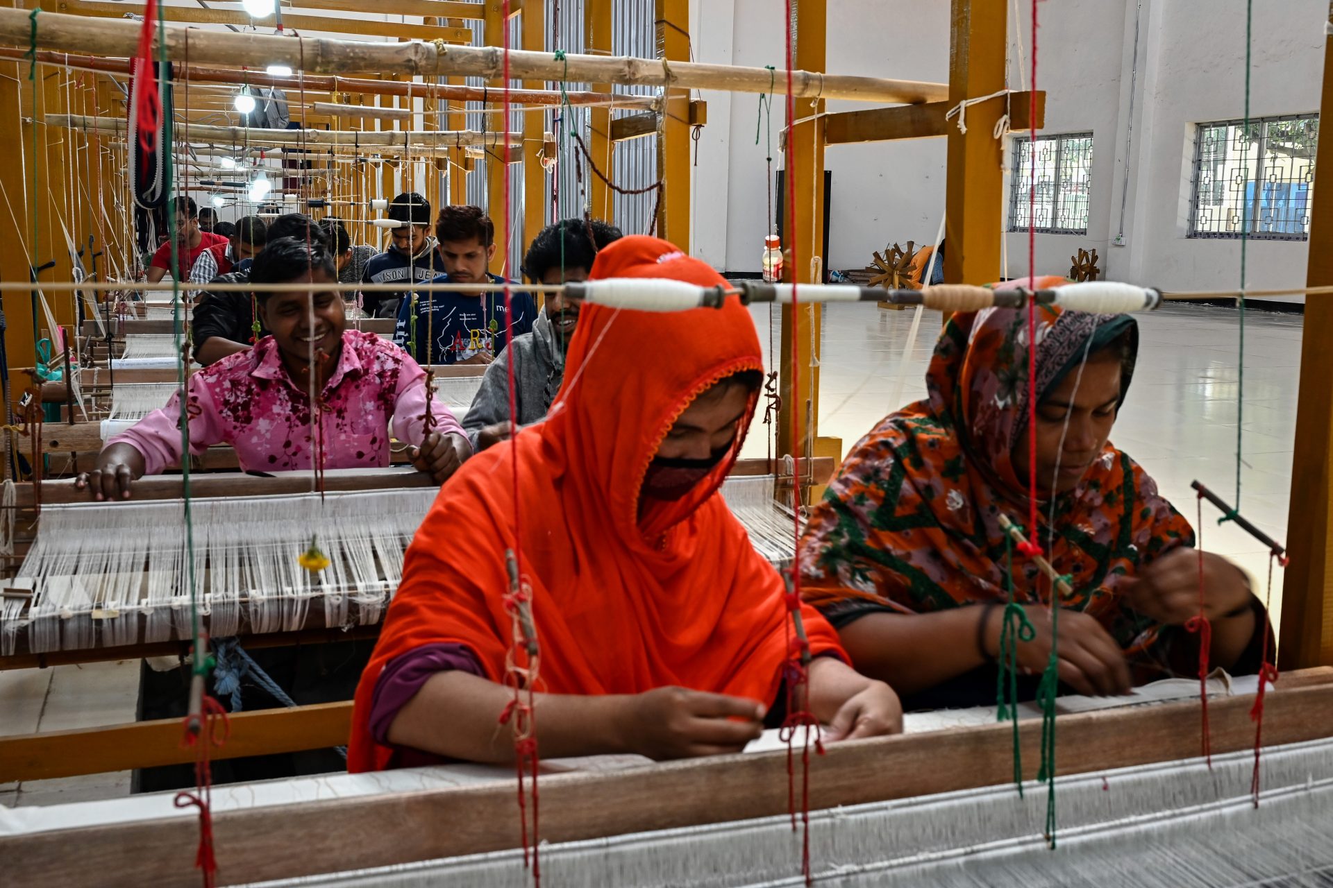 'Woven air': Bangladesh revives elite forgotten fabric - LiCAS.news ...