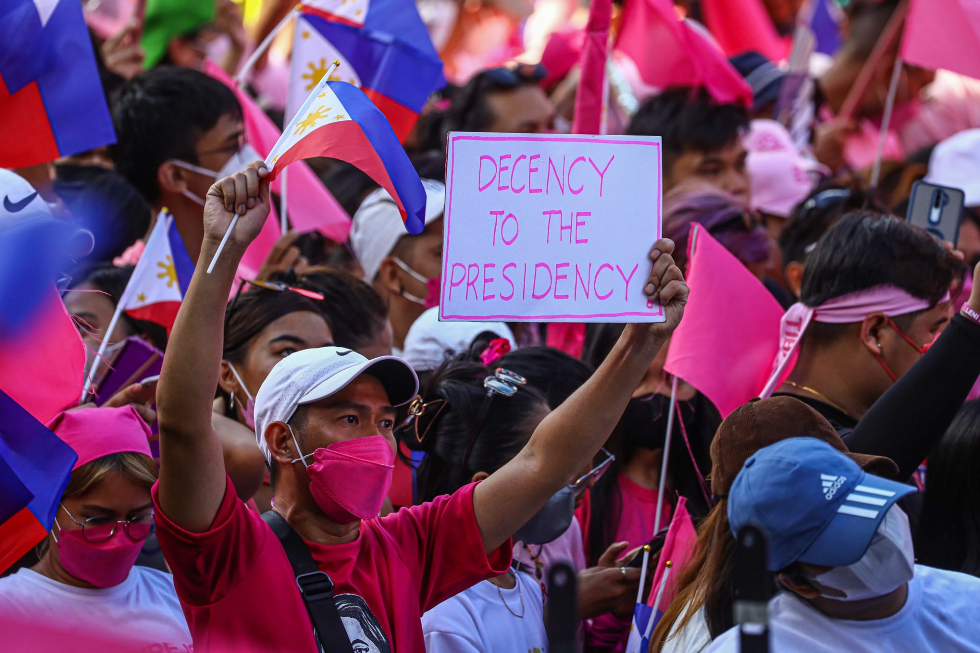 Thousands of Filipinos vow to stand by Robredo for change, love of ...