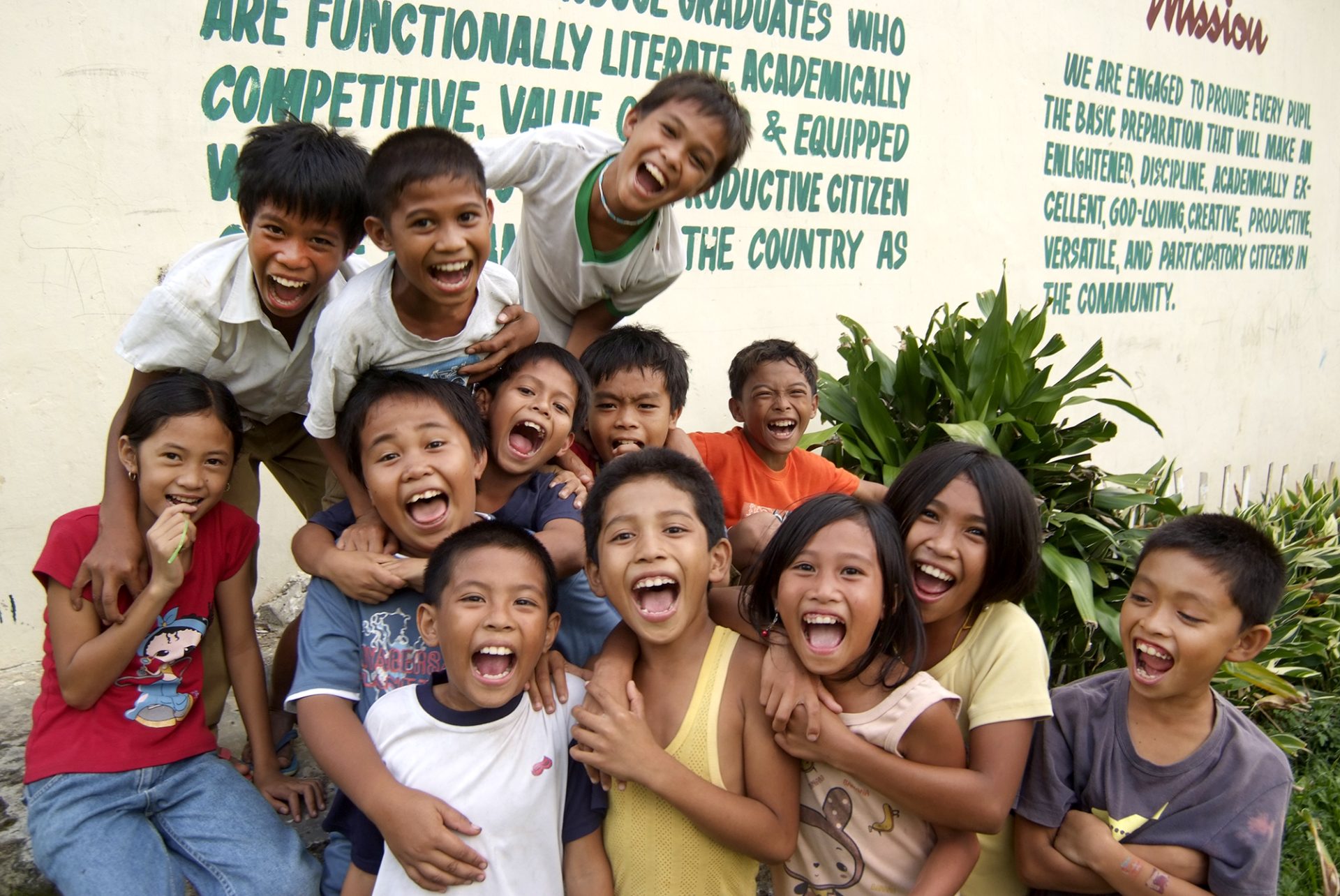 Philippine mayor orders employees to ‘smile’ or risk fine - LiCAS.news ...