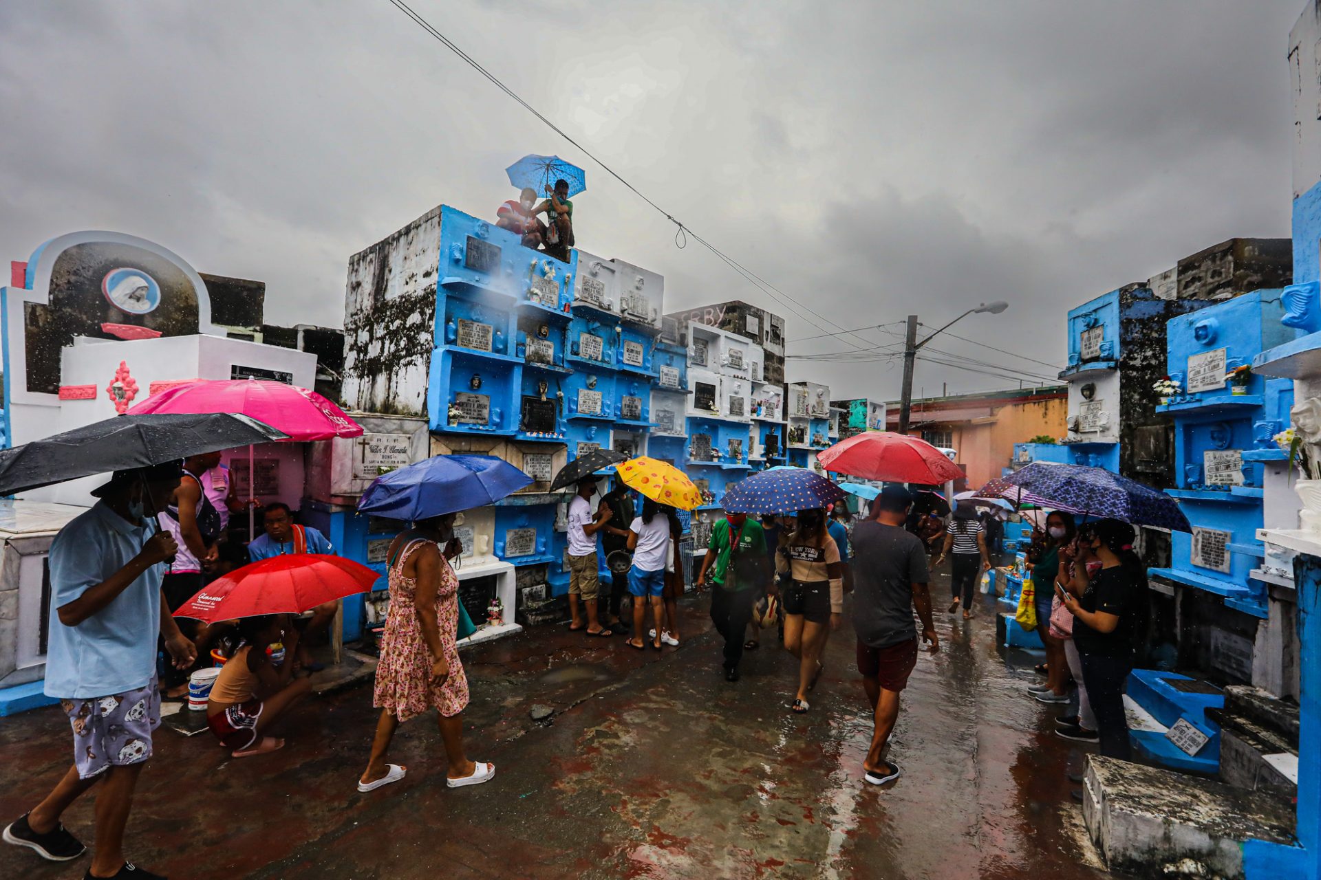 Filipinos flock to cemeteries for All Saints' Day observance - LiCAS ...