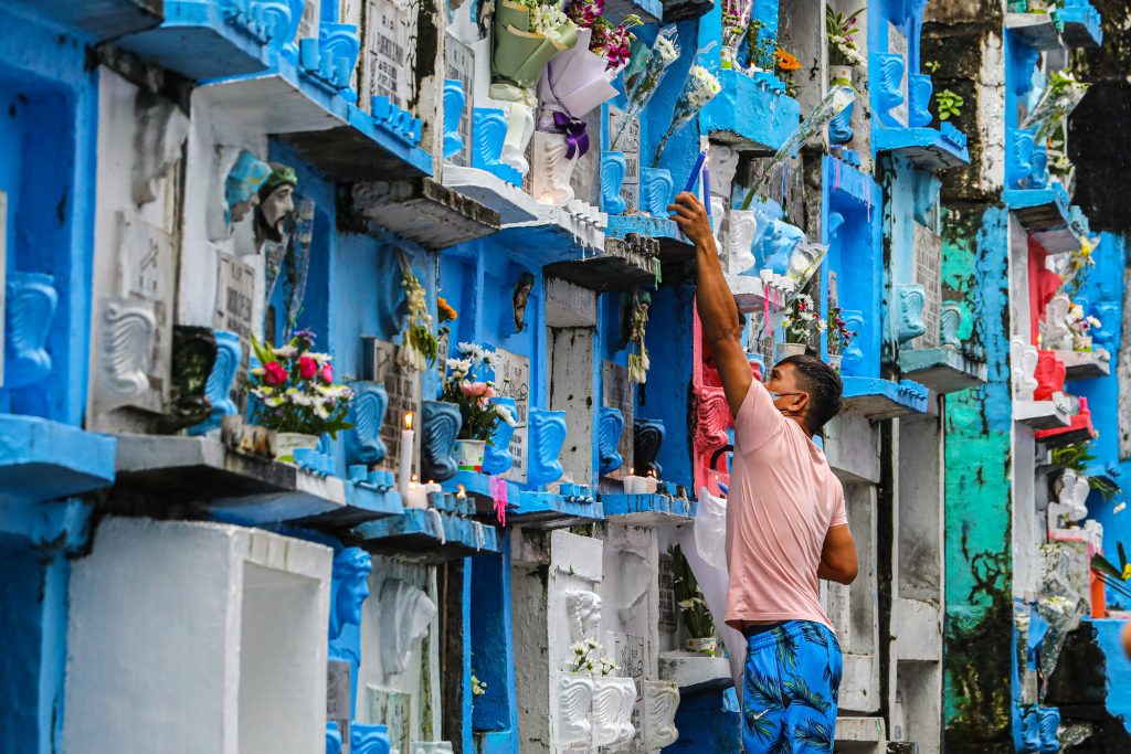 Filipinos flock to cemeteries for All Saints’ Day | Catholic News ...