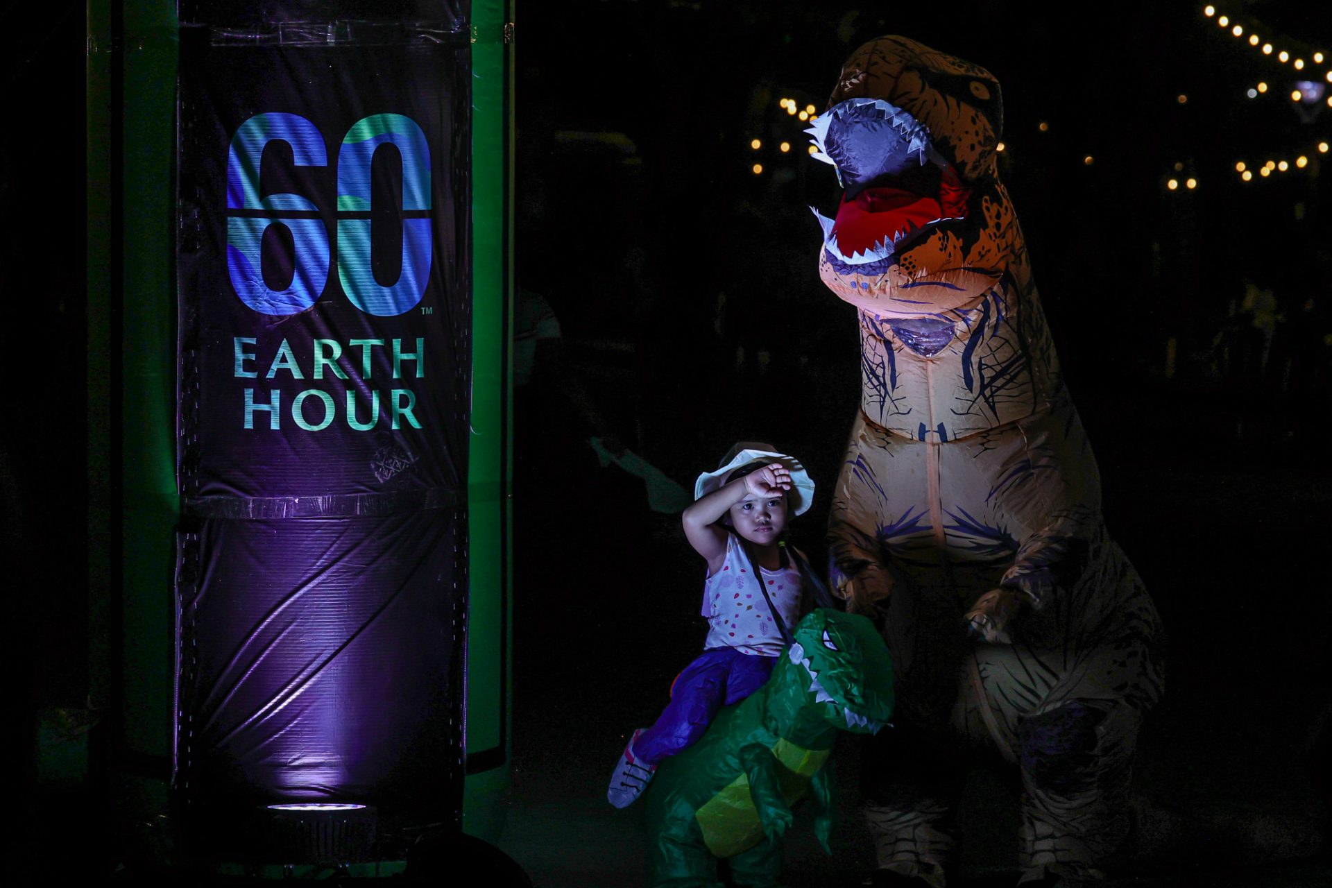 Photos: Filipinos mark ‘Biggest Hour for Earth’ - LiCAS.news | Light ...