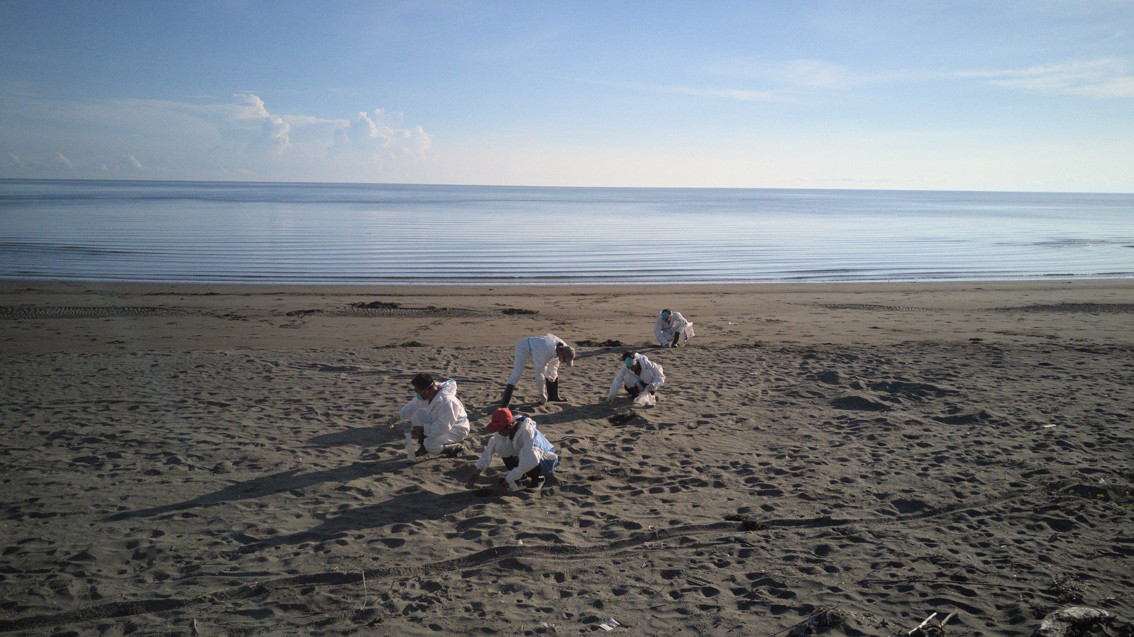 On Earth Day, Philippine fisherfolk clean traces of oil spill - LiCAS ...