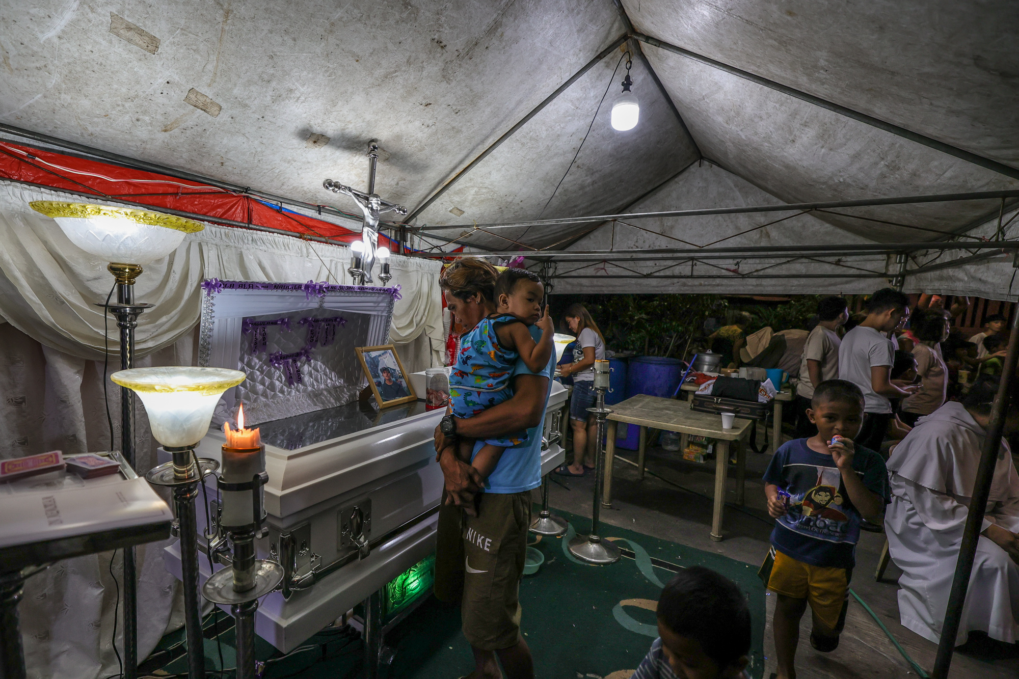 IN PHOTOS: Kin of Filipino teen mistakenly killed by cops offer prayers ...