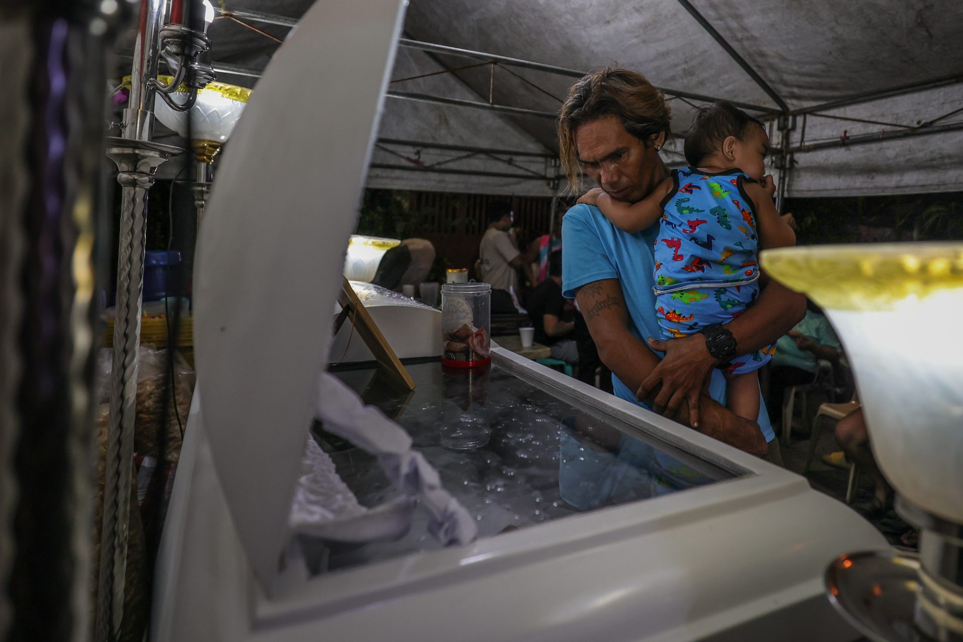 IN PHOTOS: Kin of Filipino teen mistakenly killed by cops offer prayers ...