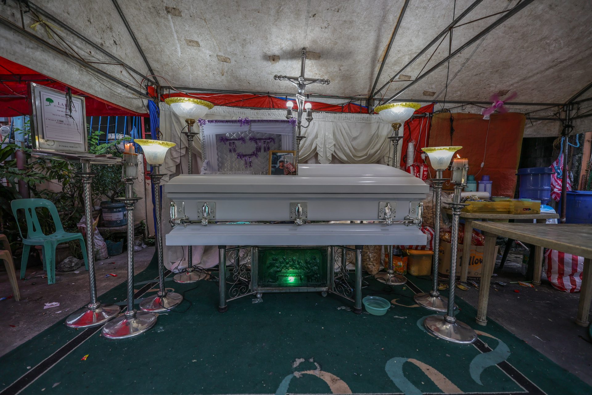 IN PHOTOS: Kin of Filipino teen mistakenly killed by cops offer prayers ...