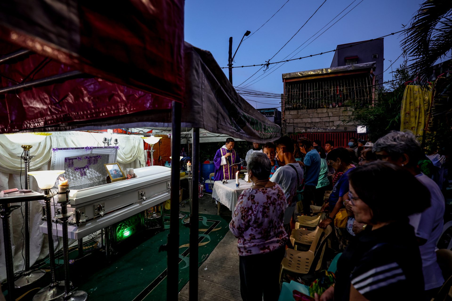 IN PHOTOS: Kin of Filipino teen mistakenly killed by cops offer prayers ...