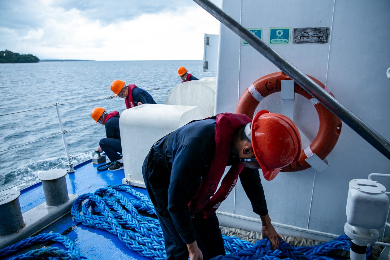 IN PHOTOS: ‘David and Goliath’ in South China Sea - LiCAS.news | Light ...