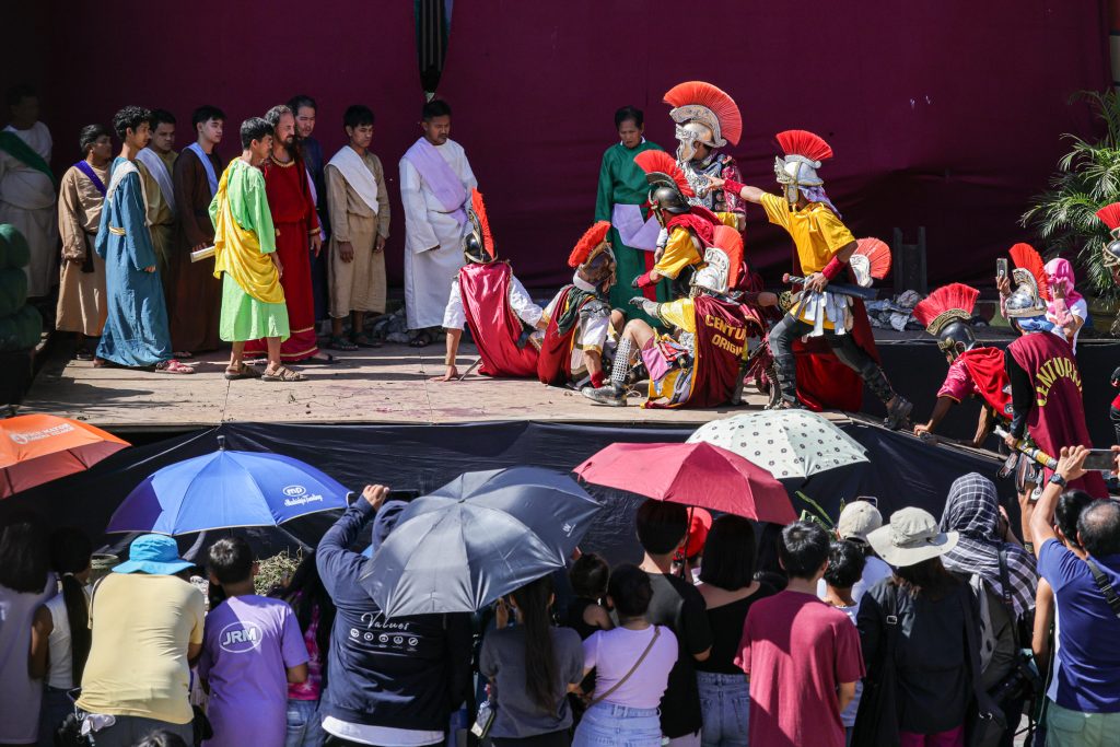 Photos: Philippine town of Paete revives centuries-old ‘Senakulo ...