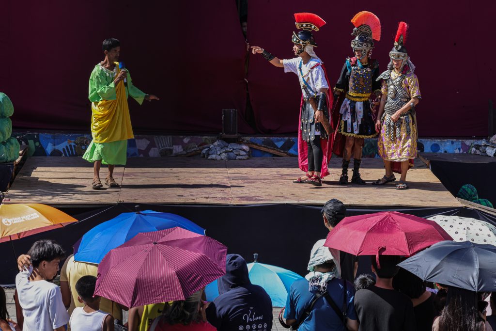 Photos: Philippine town of Paete revives centuries-old ‘Senakulo ...