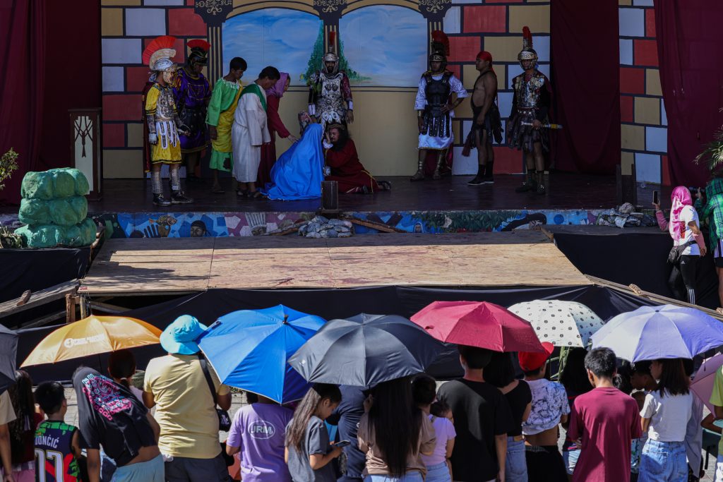 Photos: Philippine town of Paete revives centuries-old ‘Senakulo ...