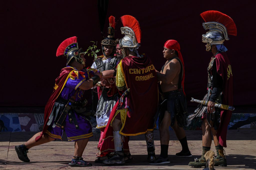 Photos: Philippine town of Paete revives centuries-old ‘Senakulo ...