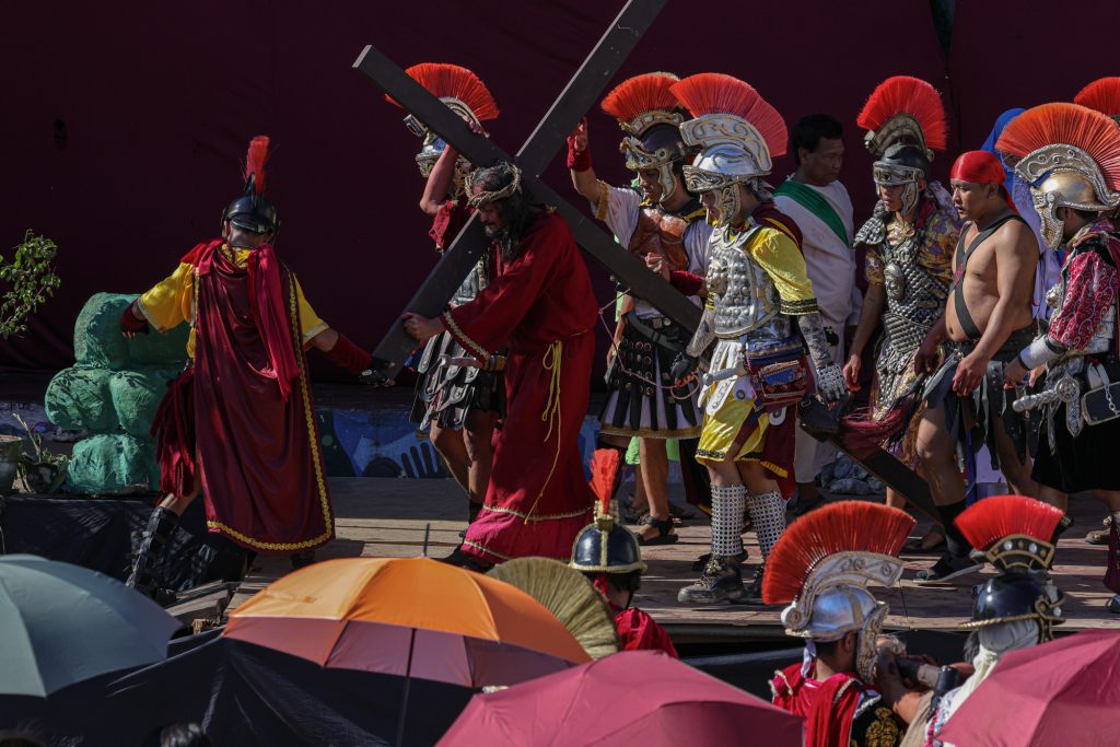 Photos: Philippine town of Paete revives centuries-old ‘Senakulo ...