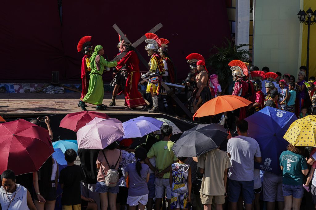 Photos: Philippine town of Paete revives centuries-old ‘Senakulo ...