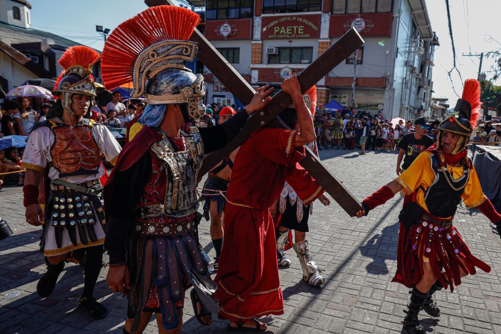 Photos: Philippine town of Paete revives centuries-old ‘Senakulo ...