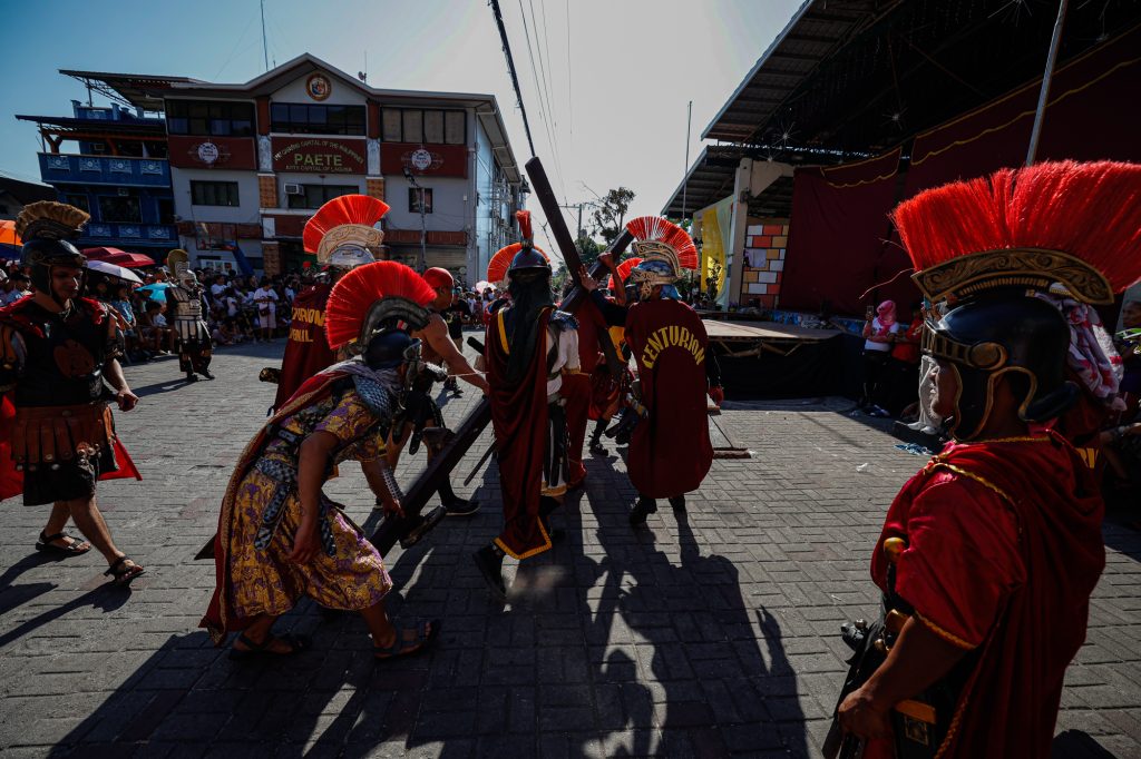 Photos: Philippine town of Paete revives centuries-old ‘Senakulo ...