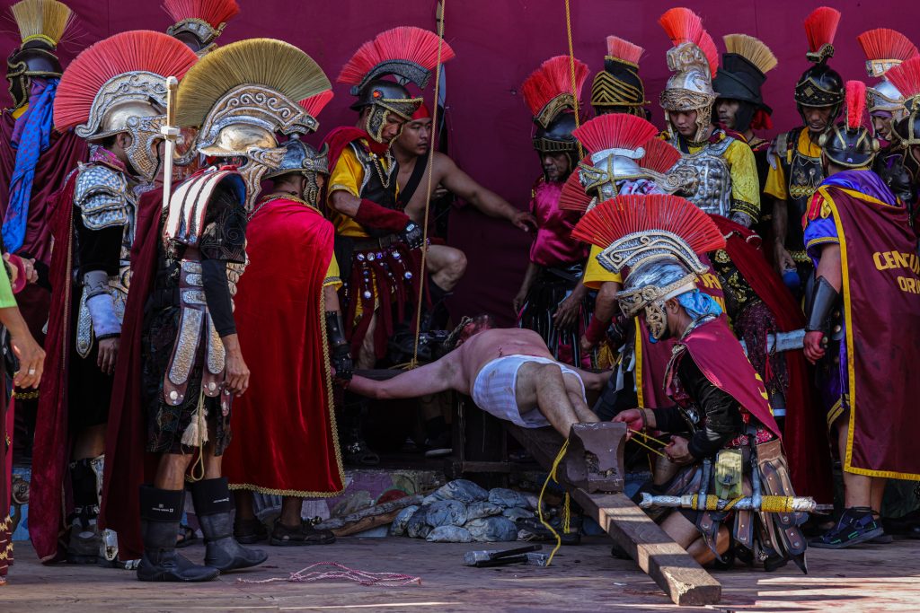 Photos: Philippine town of Paete revives centuries-old ‘Senakulo ...