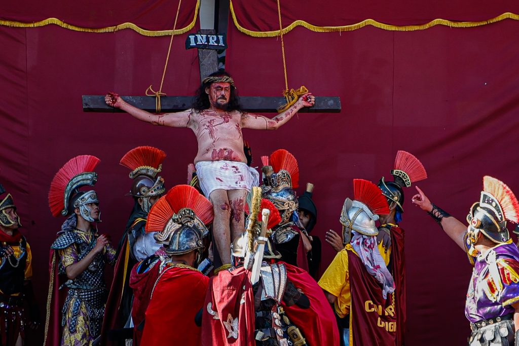 Photos: Philippine town of Paete revives centuries-old ‘Senakulo ...