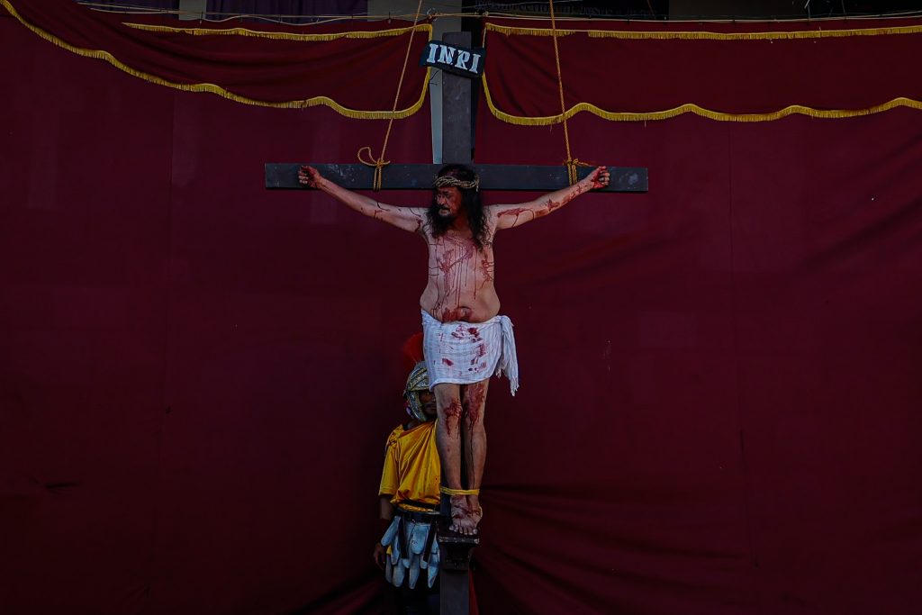 Photos: Philippine town of Paete revives centuries-old ‘Senakulo ...