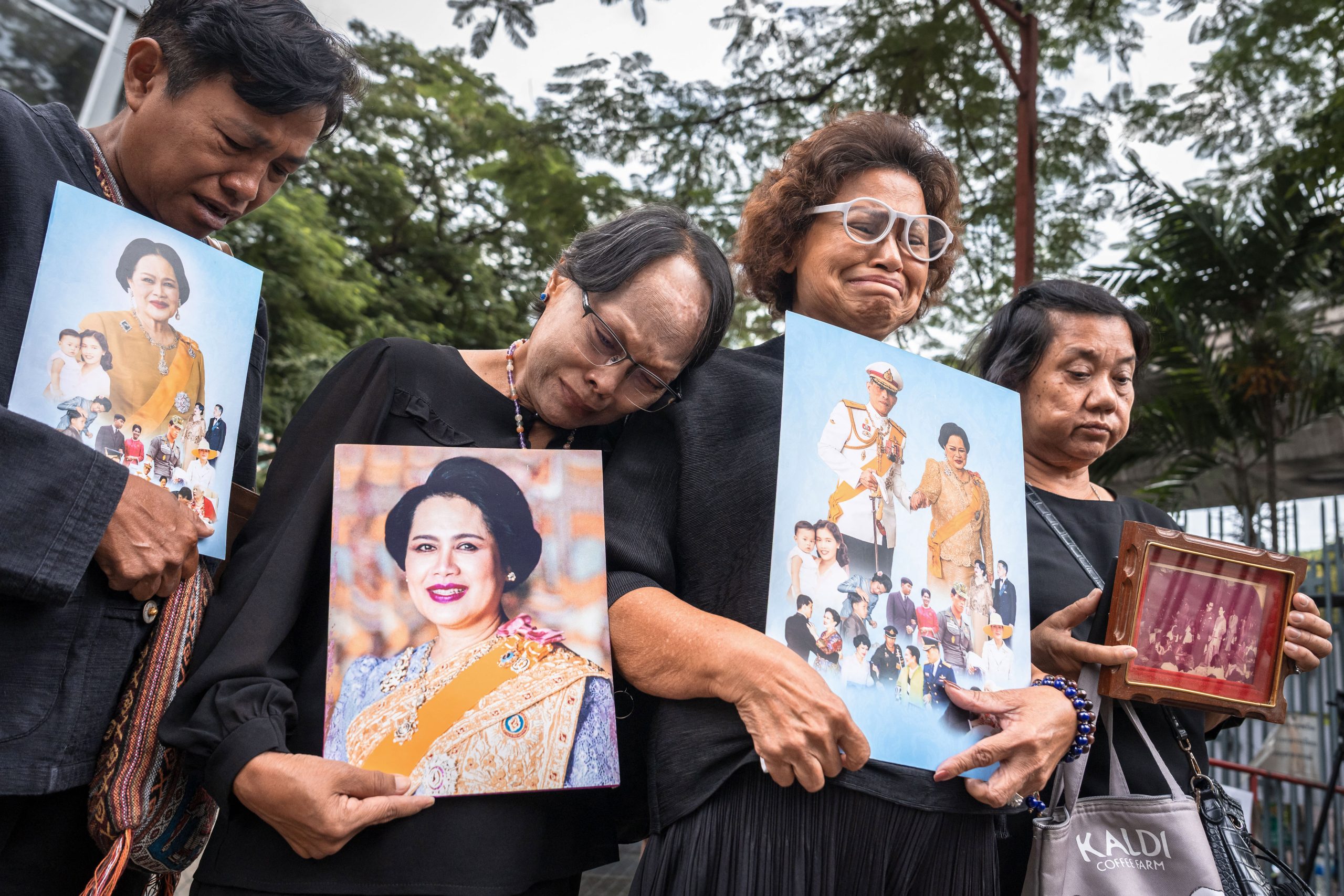 Thailand declares year-long mourning following death of Queen Mother Sirikit - LiCAS.news ...