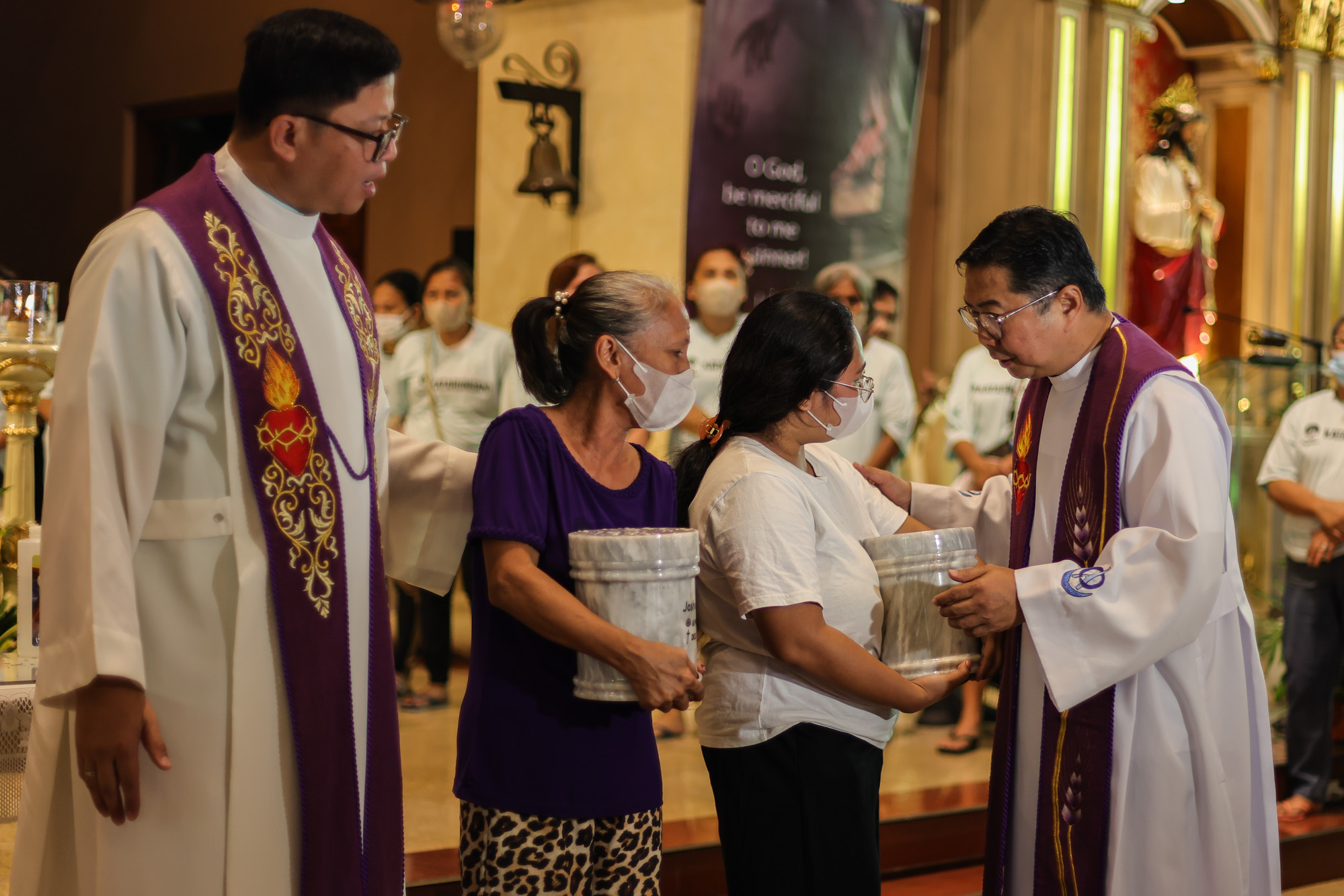 IN PHOTOS: Families receive ashes of victims of Philippine government’s ...